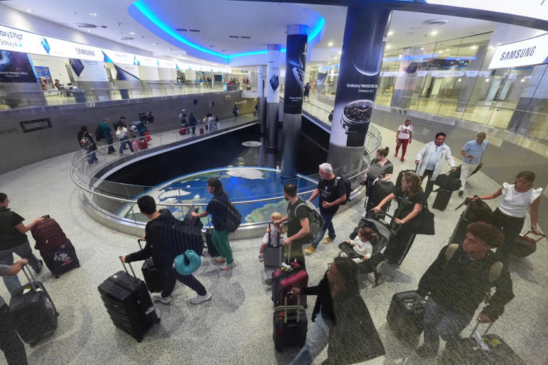 English traveler snatches 4-year-old from his mom at Miami airport ...