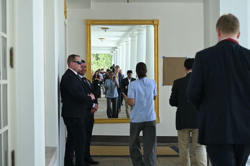 Trump installs gold selfie-mirror at the White House in latest gauche ...