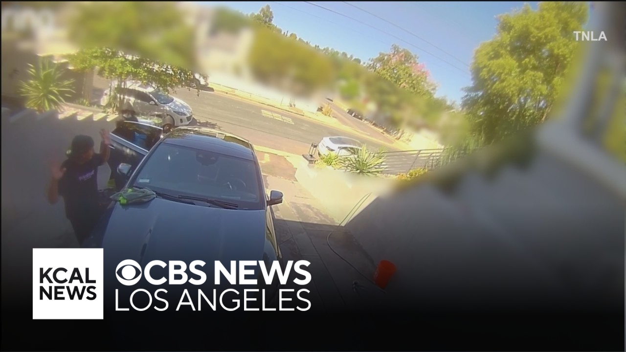 Car washers held at gunpoint during Woodland Hills robbery