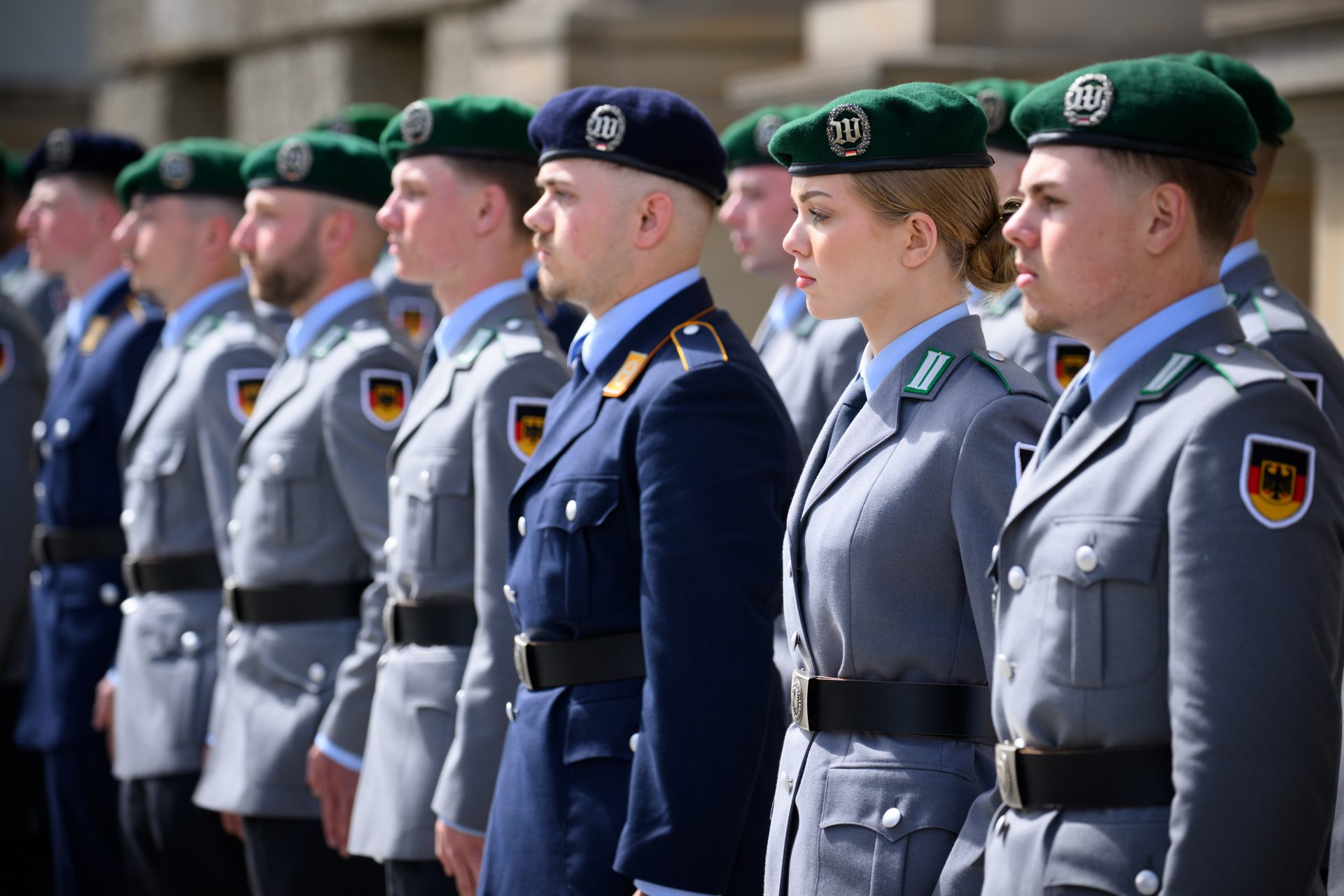 Avec la loi sur le service militaire, l'Allemagne va-t-elle se doter de ...