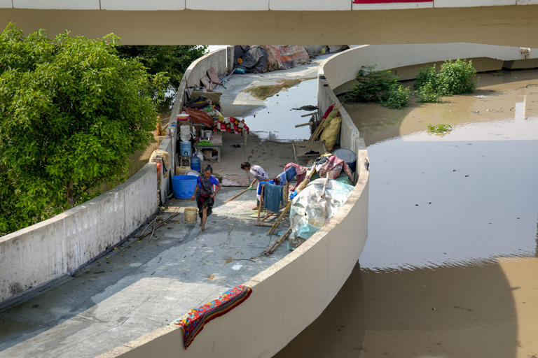 Yamuna level in Delhi continues to rise, evacuation underway