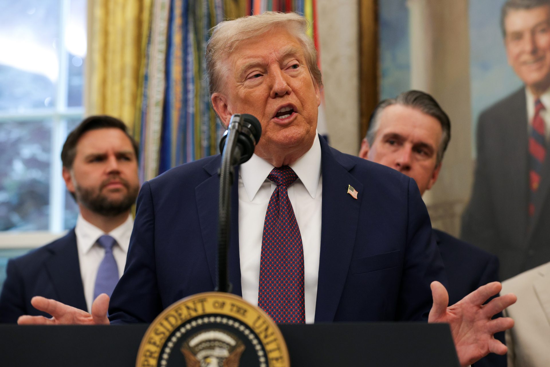 Trump sinks a Venezuelan boat: 11 dead and many unknowns