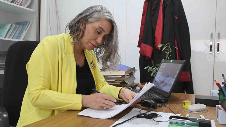 Prof. Dr. Canbay uyardı: "Elektrikli araçlarda çıkan yangın söndürülse ...