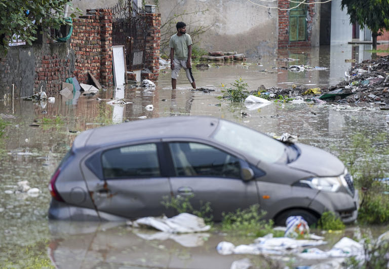 Yamuna level in Delhi continues to rise, evacuation underway