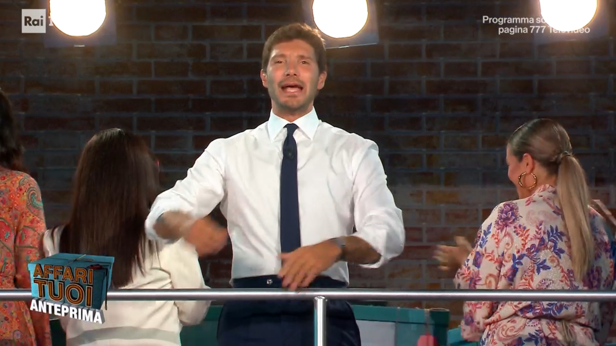 Stefano De Martino con Affari Tuoi salva dal baratro Rai1: che flop Zvanì!