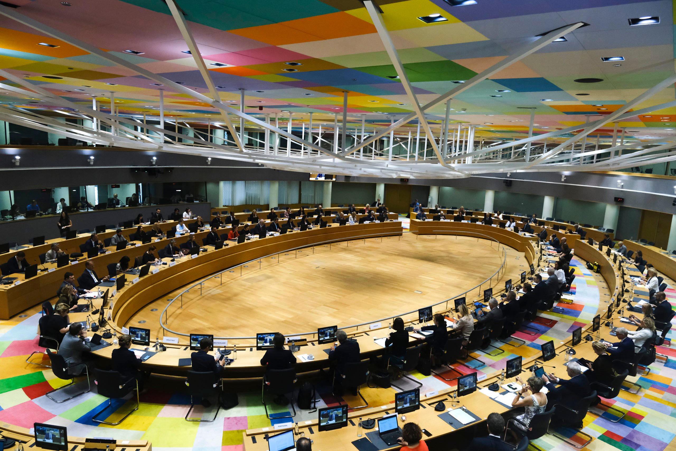 Ευρωβαρόμετρο 2025: Περισσότερη προστασία και ενότητα ζητούν οι πολίτες ...