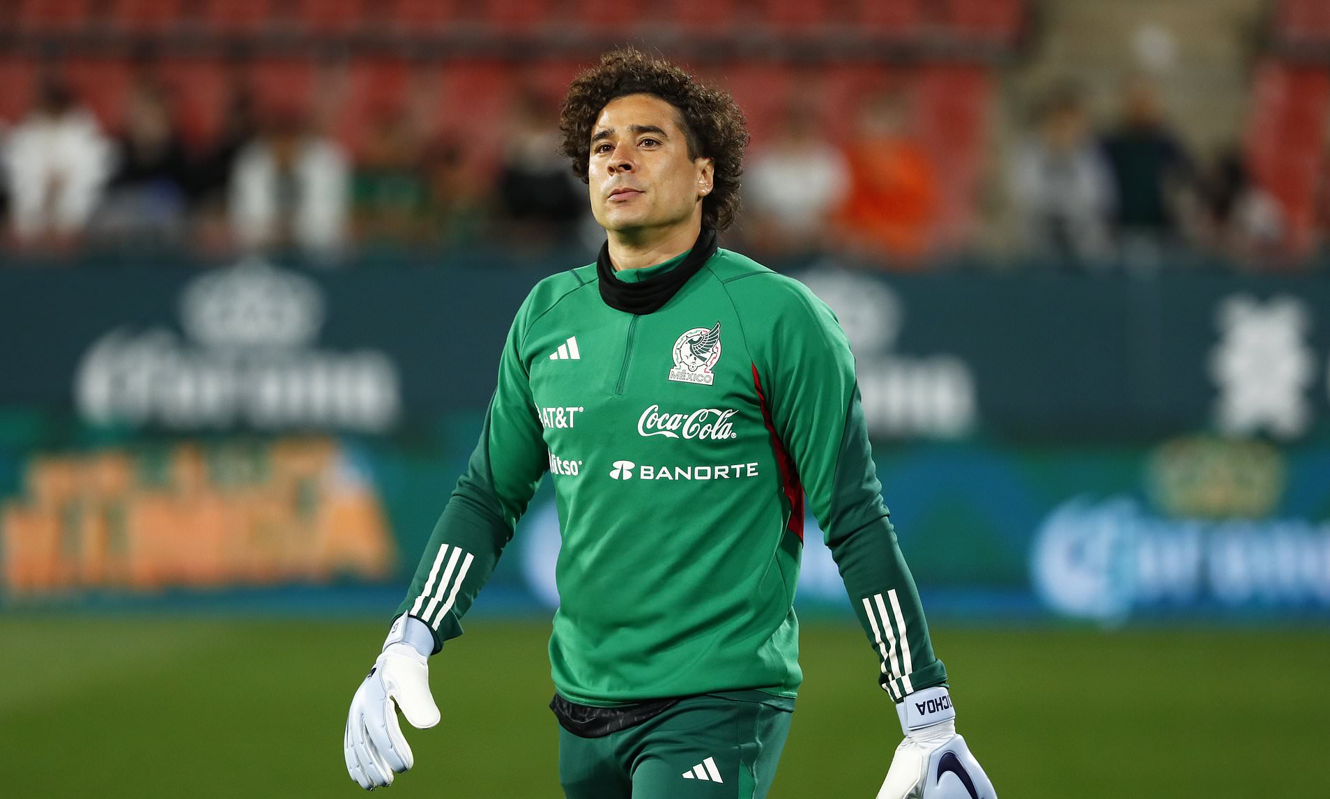 Legendary goalkeeper's transfer collapses after he went for coffee ...