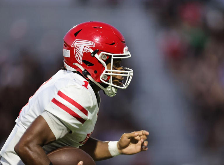 Who's closing in on 300 yards rushing? A look at football stat leaders ...