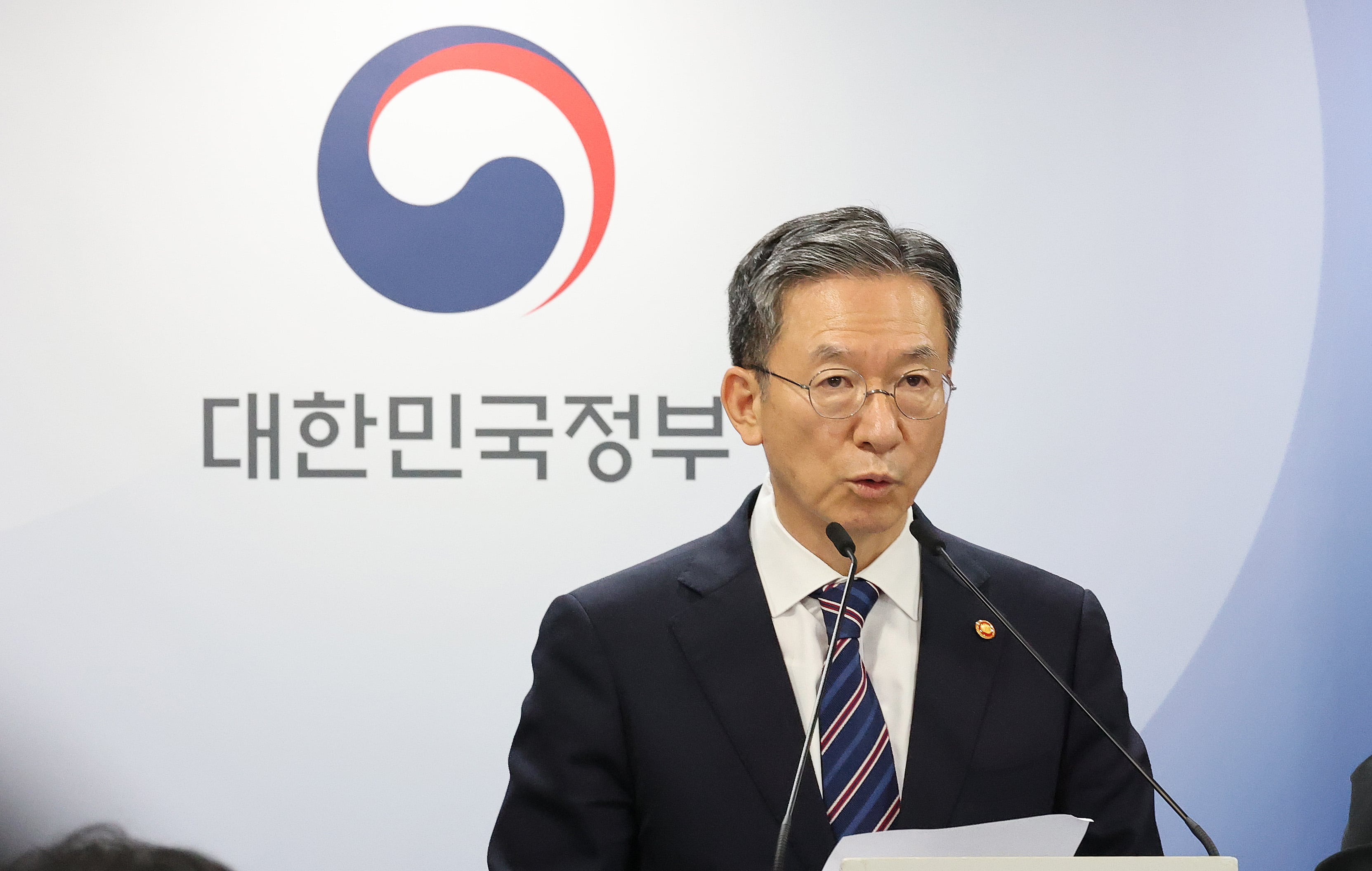 Ministry of Justice probes Yoon Suk-yeol's extended attorney meeting