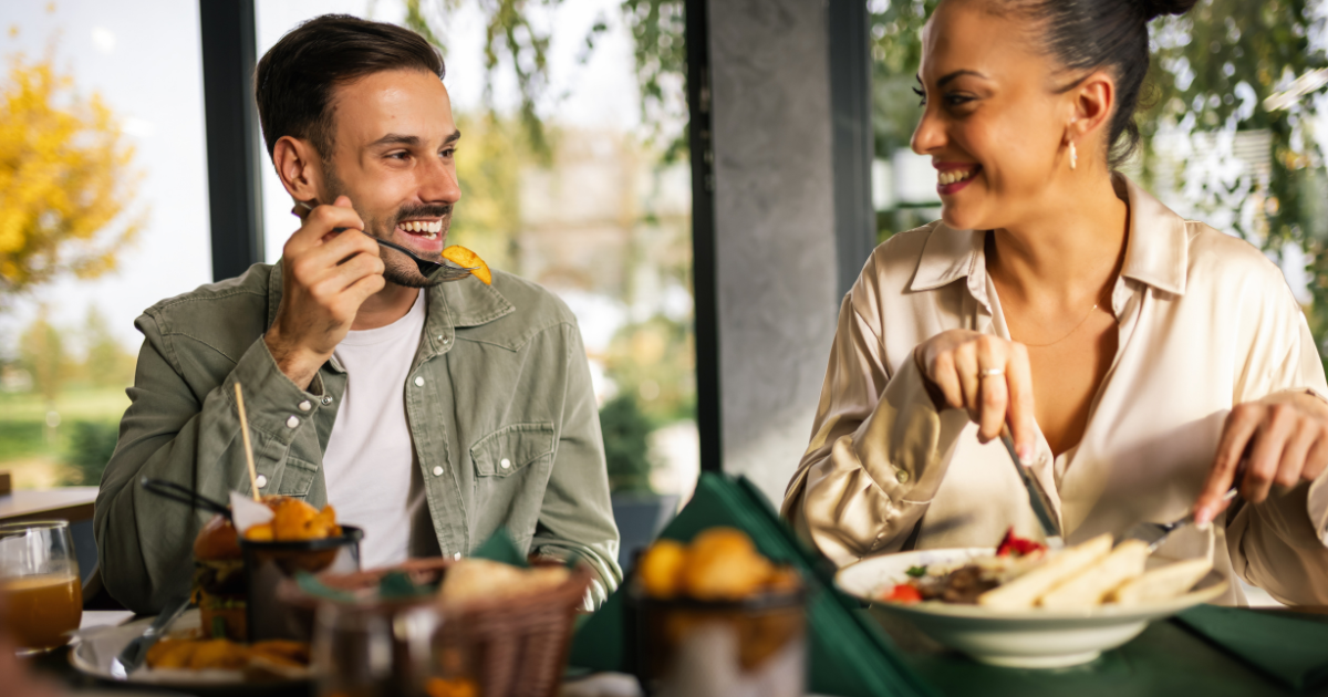 Les personnes qui aident les serveurs à débarrasser leur table au ...