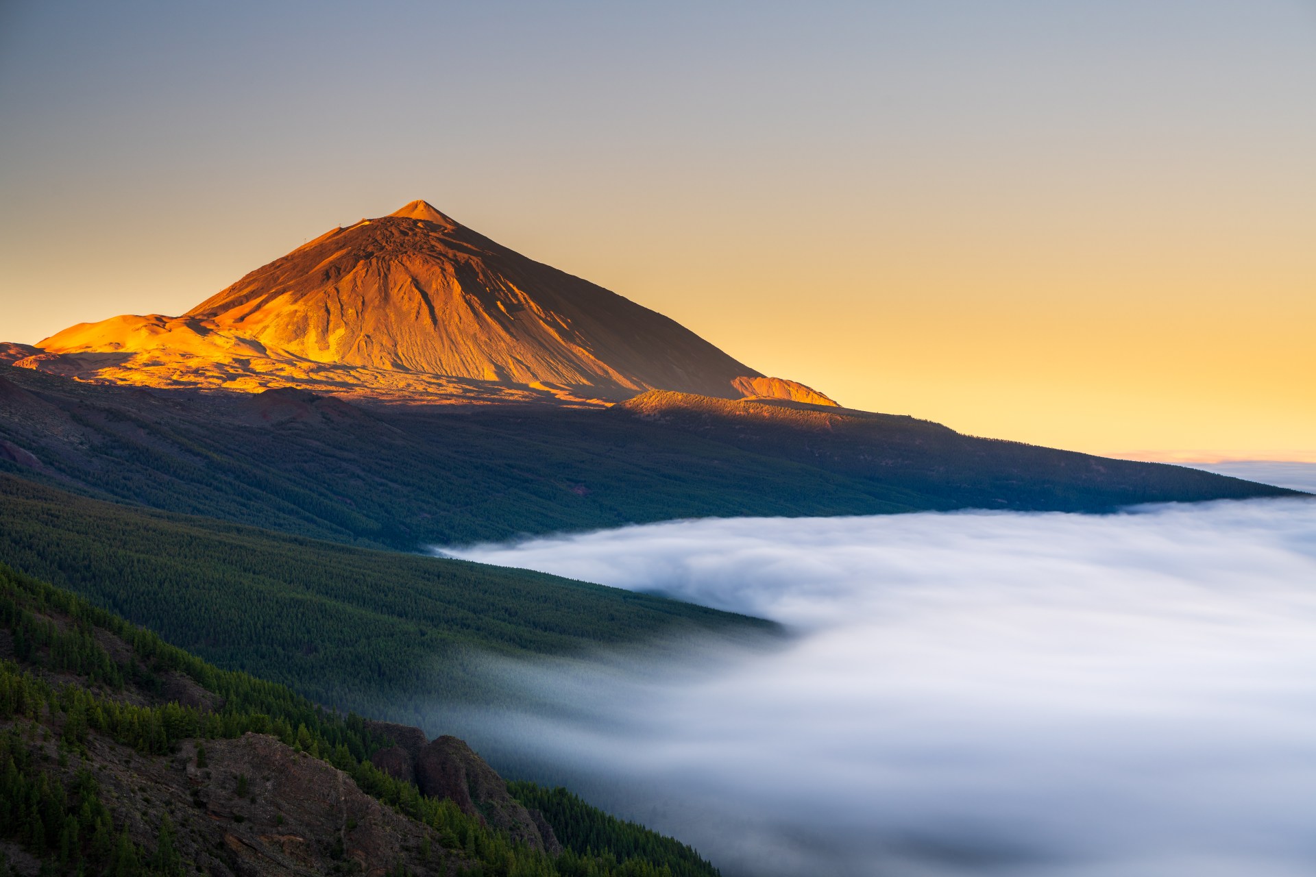 Tenerife tourists told 'stay calm' amid volcano drill
