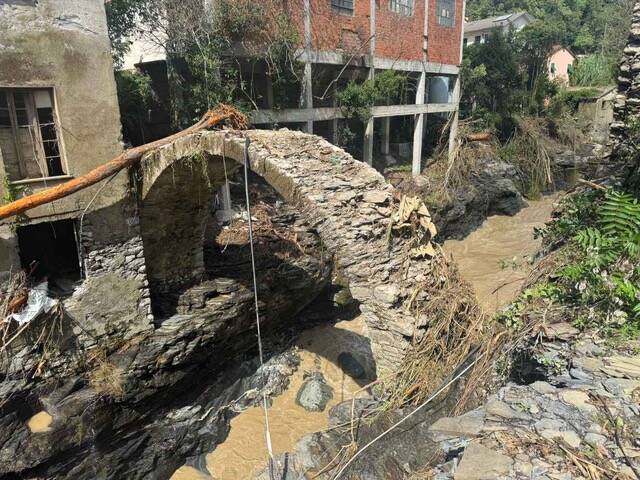 Cicagna: l’antico ponte di Monleone ha resistito alla piena