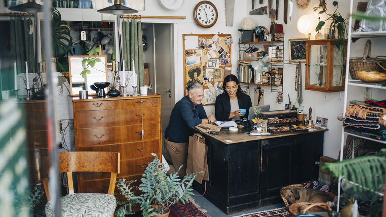 You'll Hit The Thrifting & Antiquing Jackpot In This Quaint Virginia Town