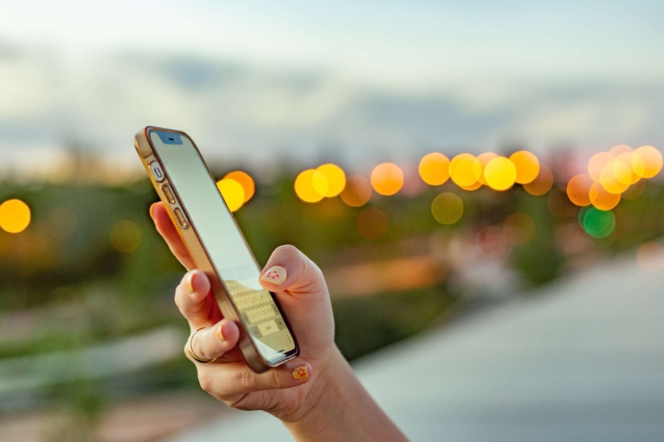 Hand Specialists Explain Why “Smartphone Pinky” Happens—And Its Long ...