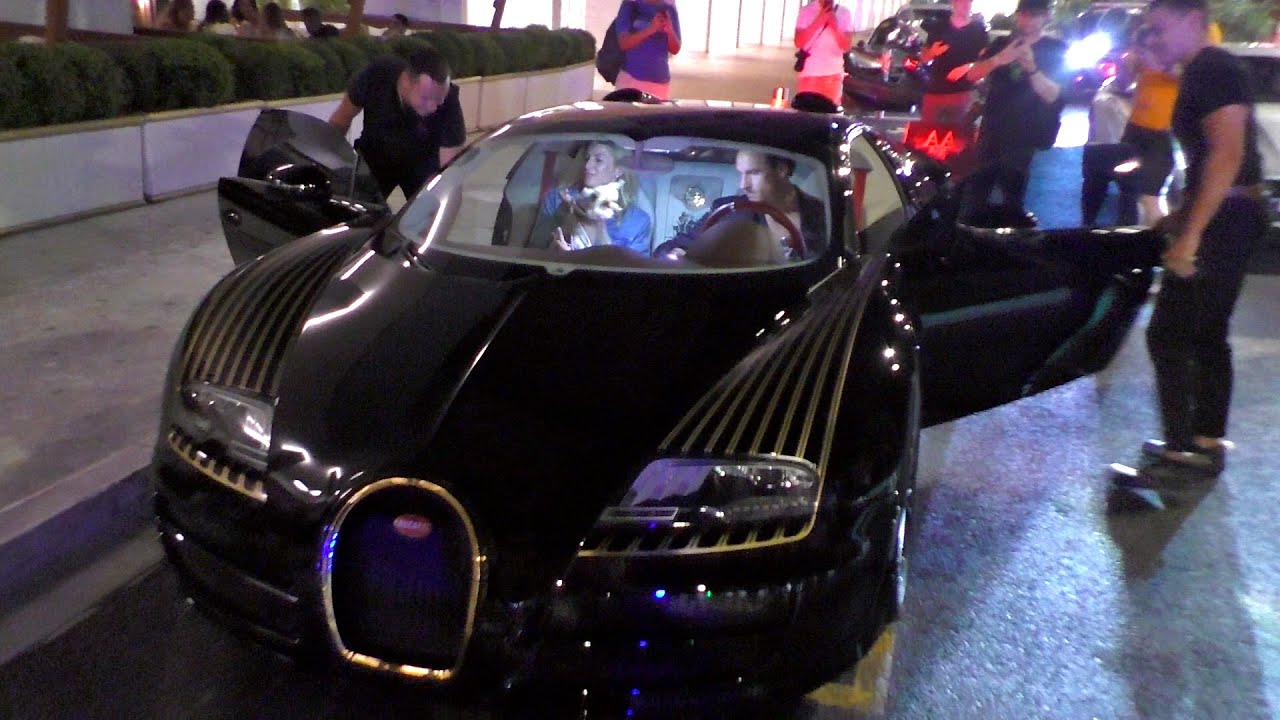 Bugatti hypercar rijdt door Monaco