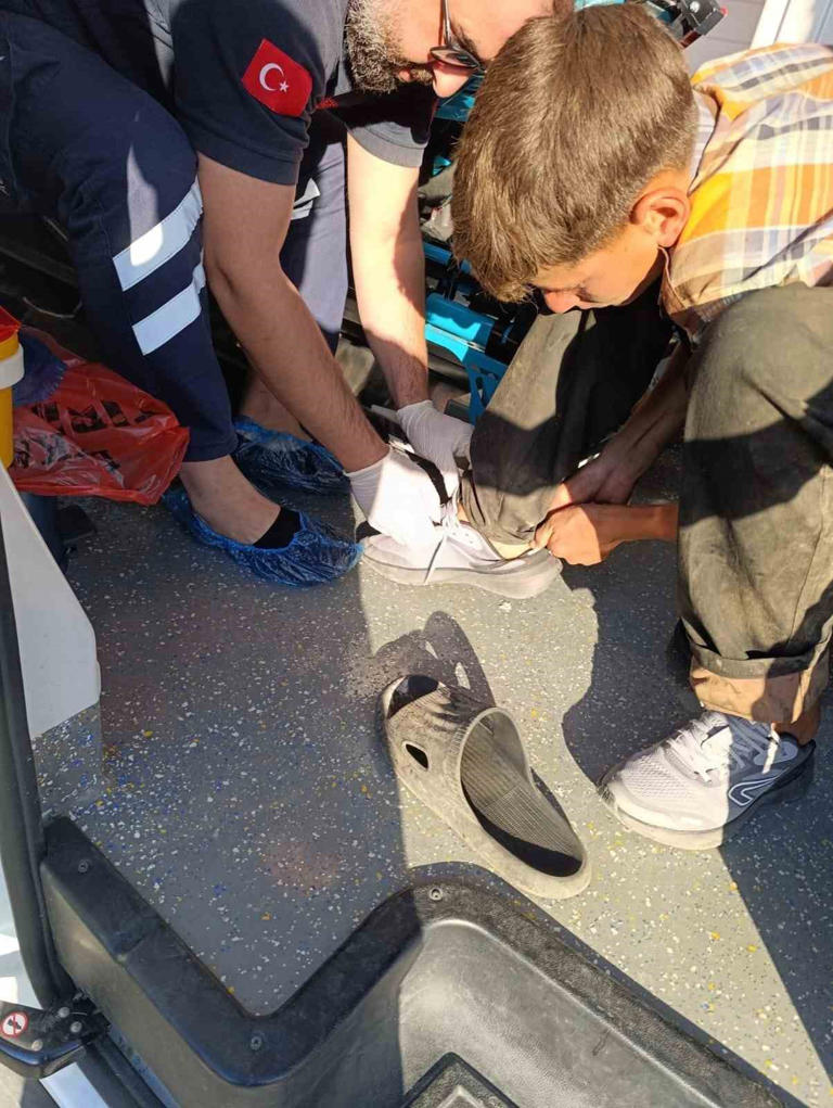Kağıt toplayıcı çocuğa ayakkabılarını veren sağlık ekibine teşekkür