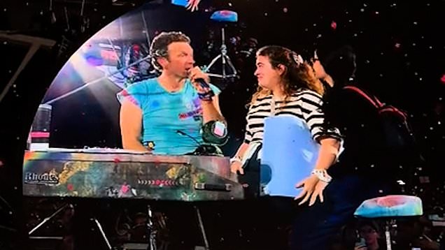 Chris Martin brings Israeli fans on stage in London