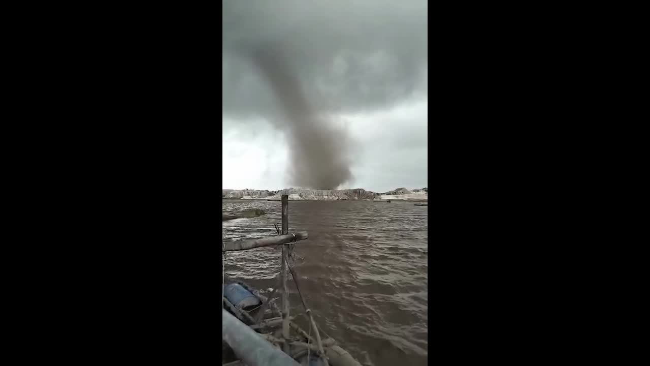Terrifying dust devil tornado rips up sand along coastline