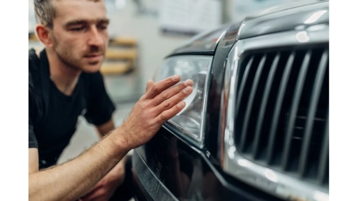 Una mujer demuestra un sencillo truco para desempañar los faros en casa ...