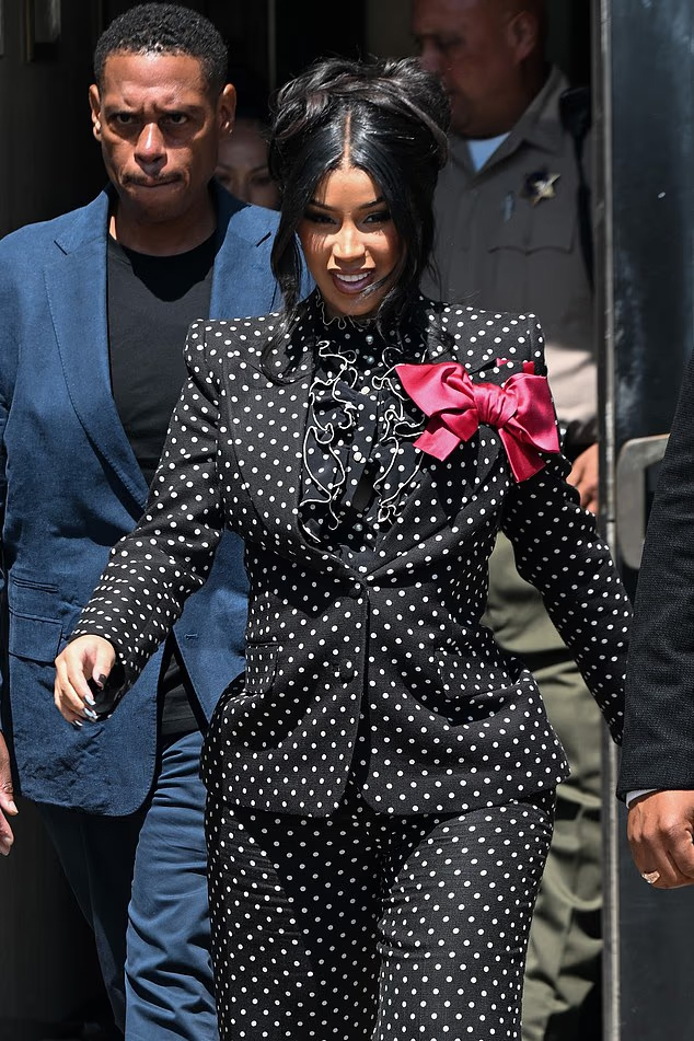 Hình ảnh Cardi B ngủ gật trong phiên tòa gây chú ý