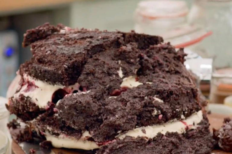 Bake Off NI hopeful Iain impresses viewers after beach inspired cake ...