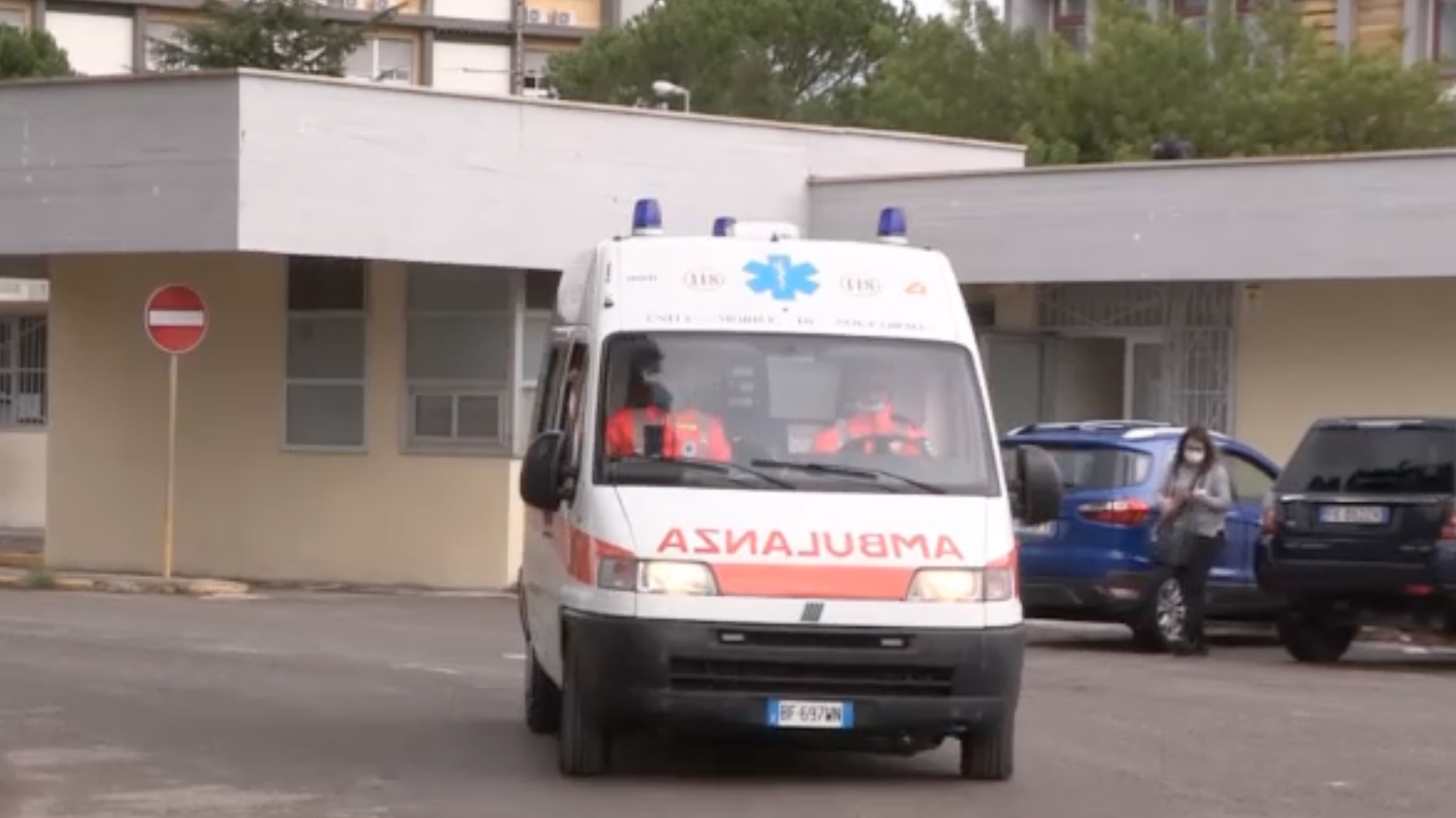 A 13 anni va a scuola e accoltella la sua insegnante nei corridoi: la ...