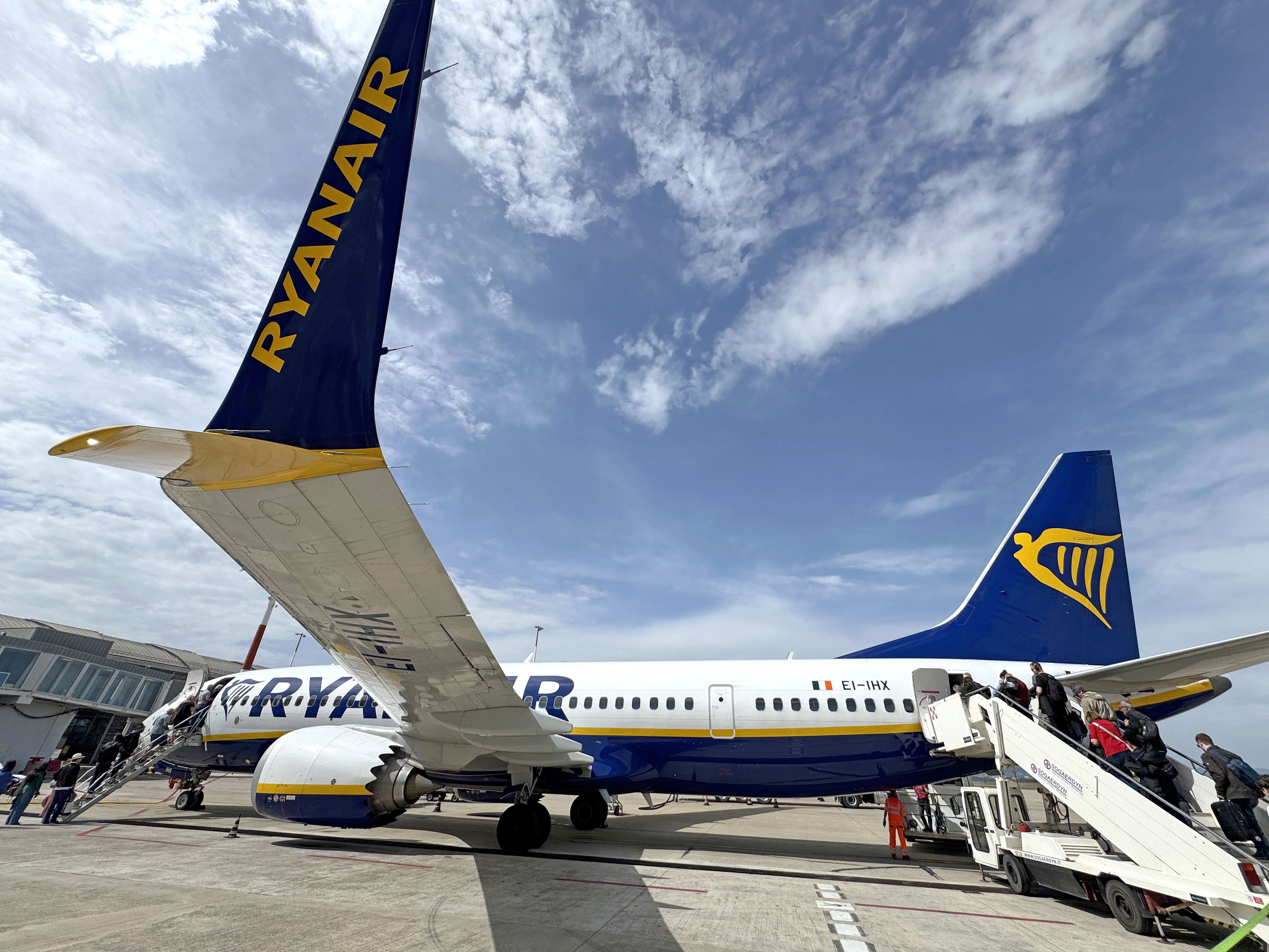 Ryanair hace oficial su desafío a Aena: cancela vuelos y desvía plazas ...
