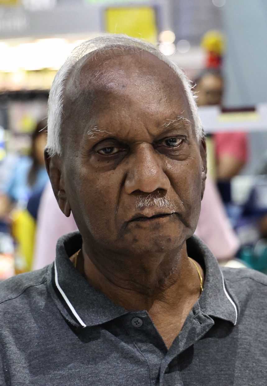 Shoppers willing to endure long queues to spend RM100 Sara aid