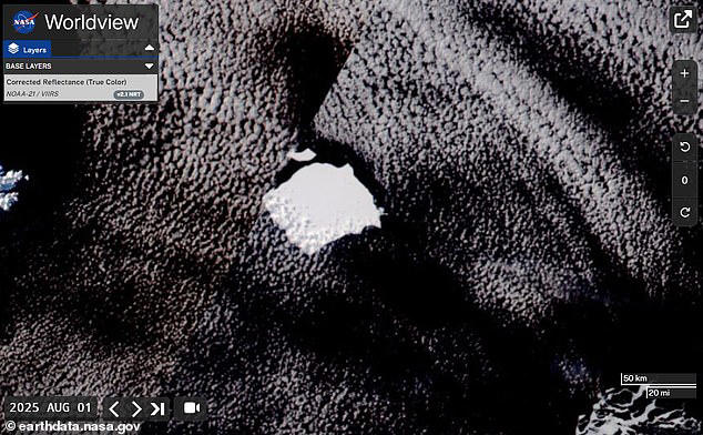 World's largest iceberg is falling apart! Huge TRILLION tonne megaberg ...