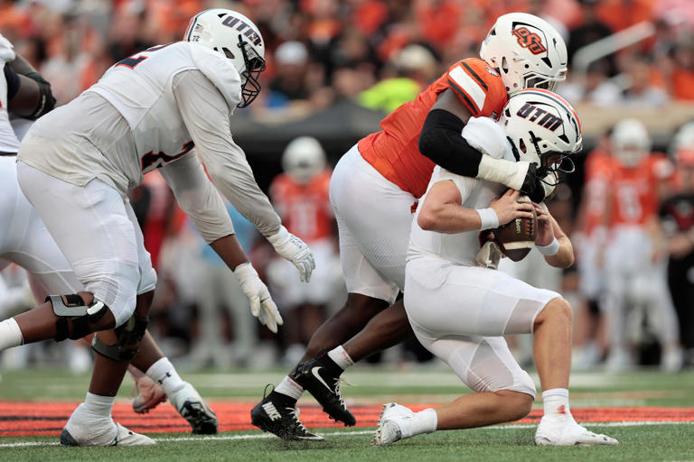 What should the Oregon Ducks expect from Oklahoma State Cowboys' defense?