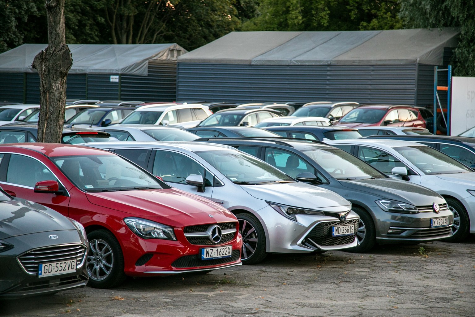 187 tys. zł za auto. Prawda o sprzedaży w Polsce kłuje w oczy