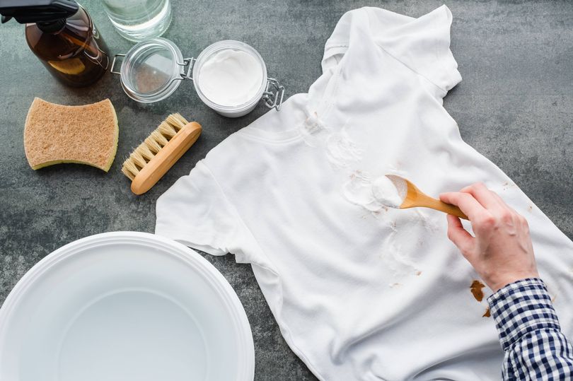 Remove stains from clothes quickly with four common ingredients