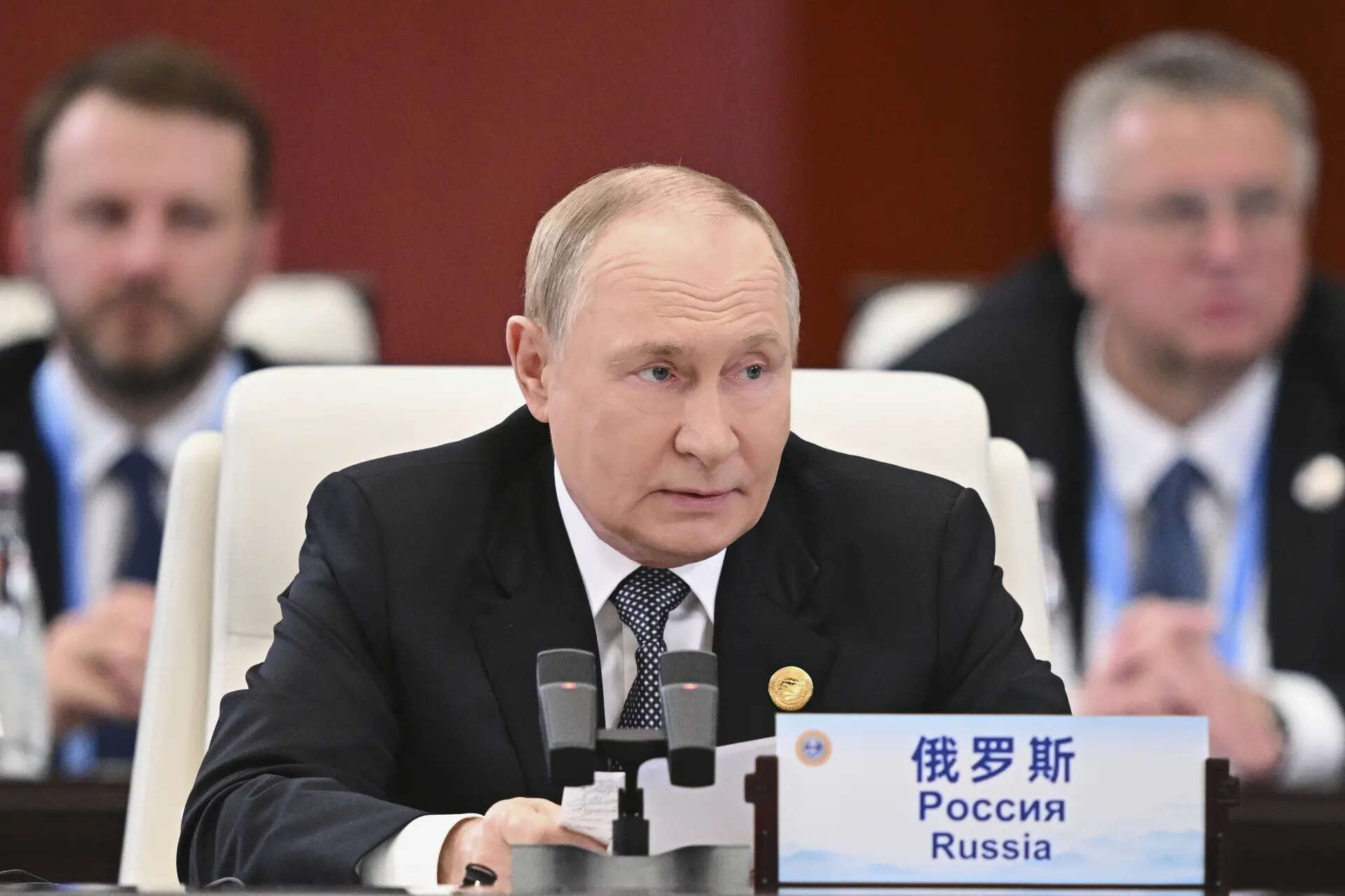 Vladimir Putin tells Ukraine: end war via talks or I will end it by force