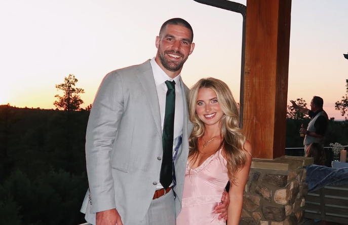 “Don't fumble”: Baltimore Ravens TE Mark Andrews lifted his girlfriend ...