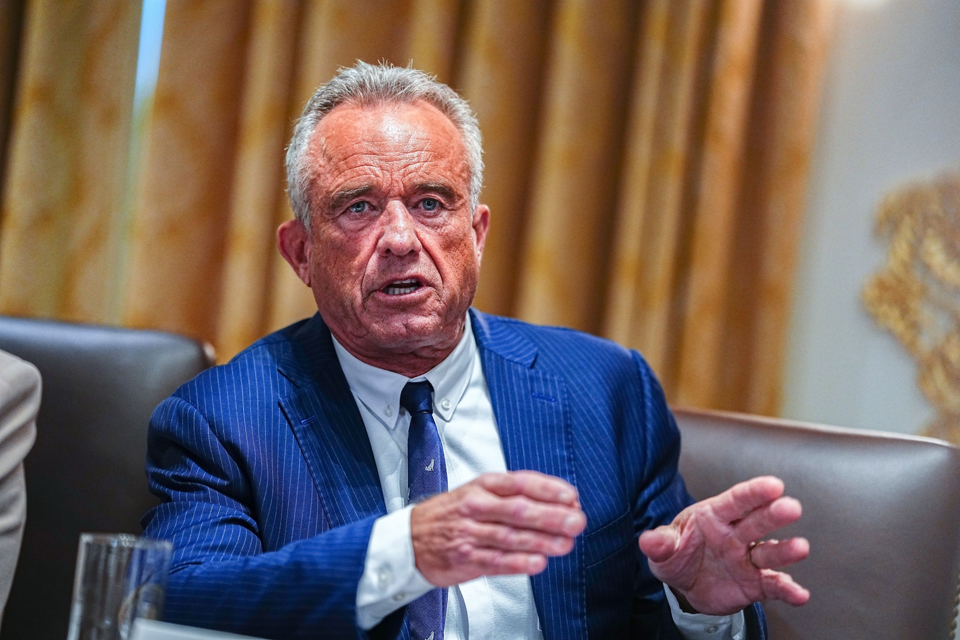 More than 1,000 current, former HHS employees sign letter demanding RFK ...