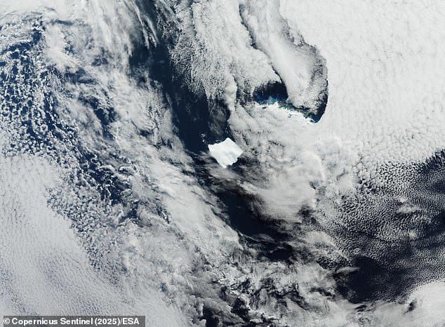 World's largest iceberg is falling apart! Huge TRILLION tonne megaberg ...