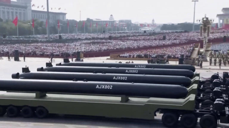 Trung Quốc trình làng dàn vũ khí mới đầy uy lực trong lễ duyệt binh sáng 3.9