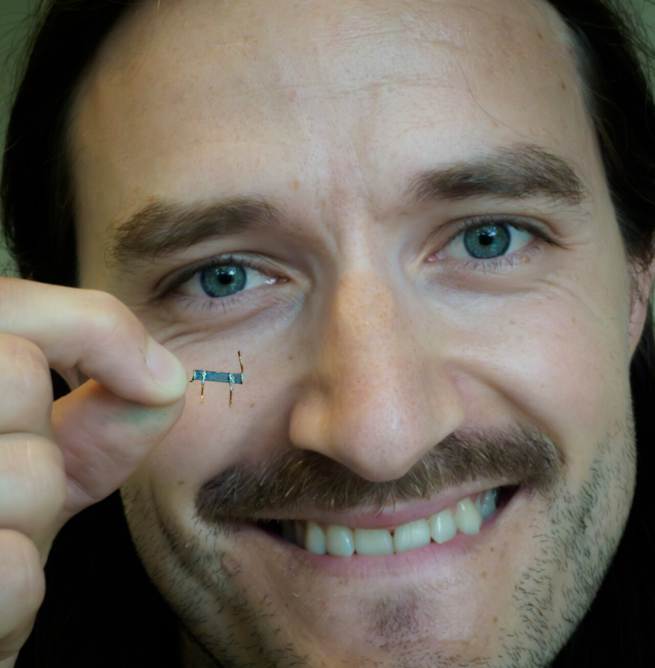 Crystalline material conducts heat even worse than glass and water—and ...