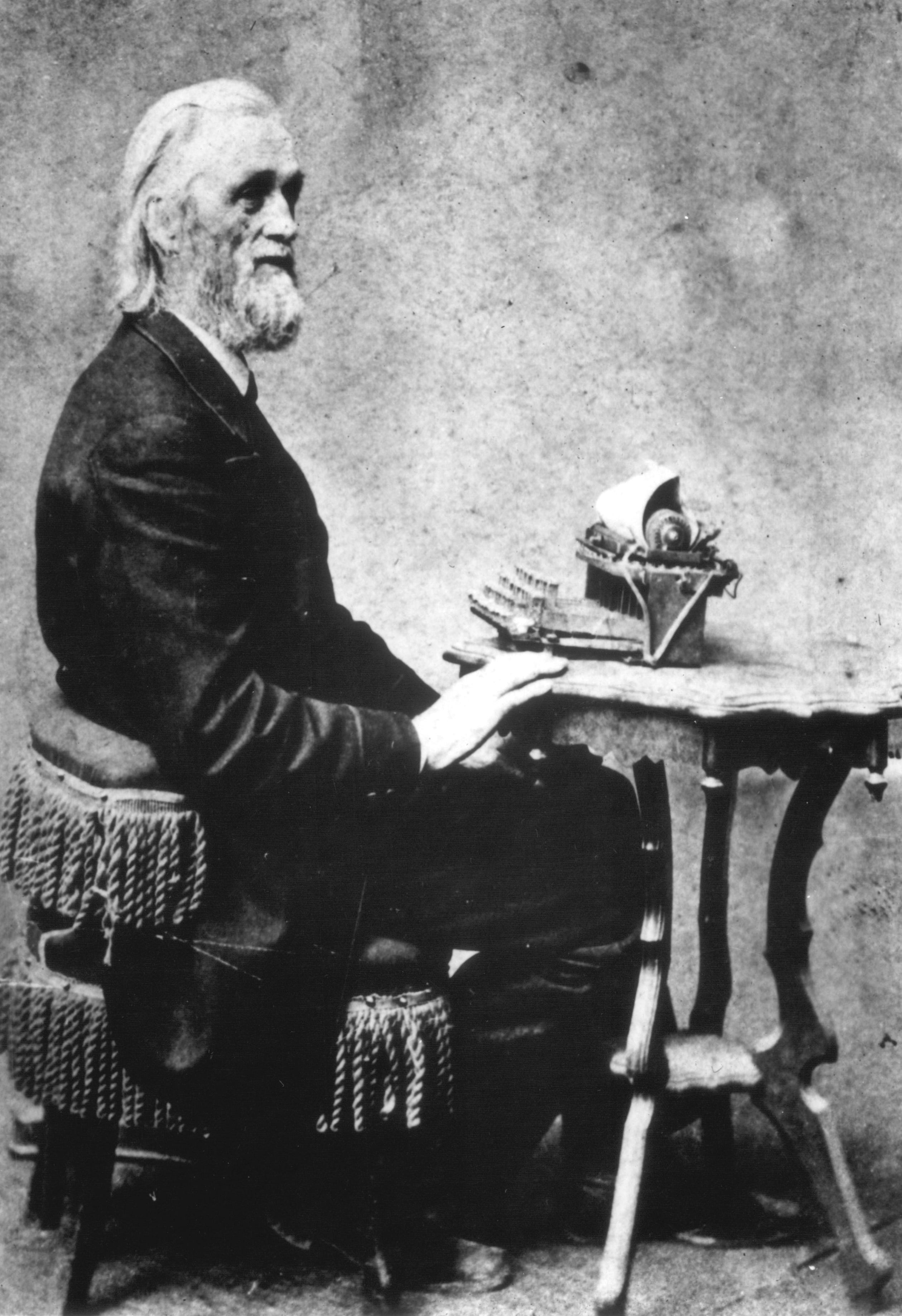 What you need to know about typewriter-loving QWERTYFEST 2025