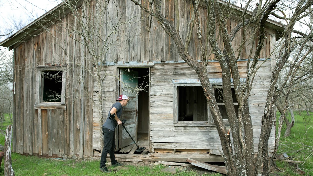 Exploring Behind Historic Texas Shack for Buried Relics