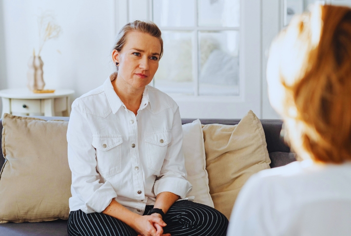 10 Friendship Warning Signs That Point To An Unhealthy Dynamic