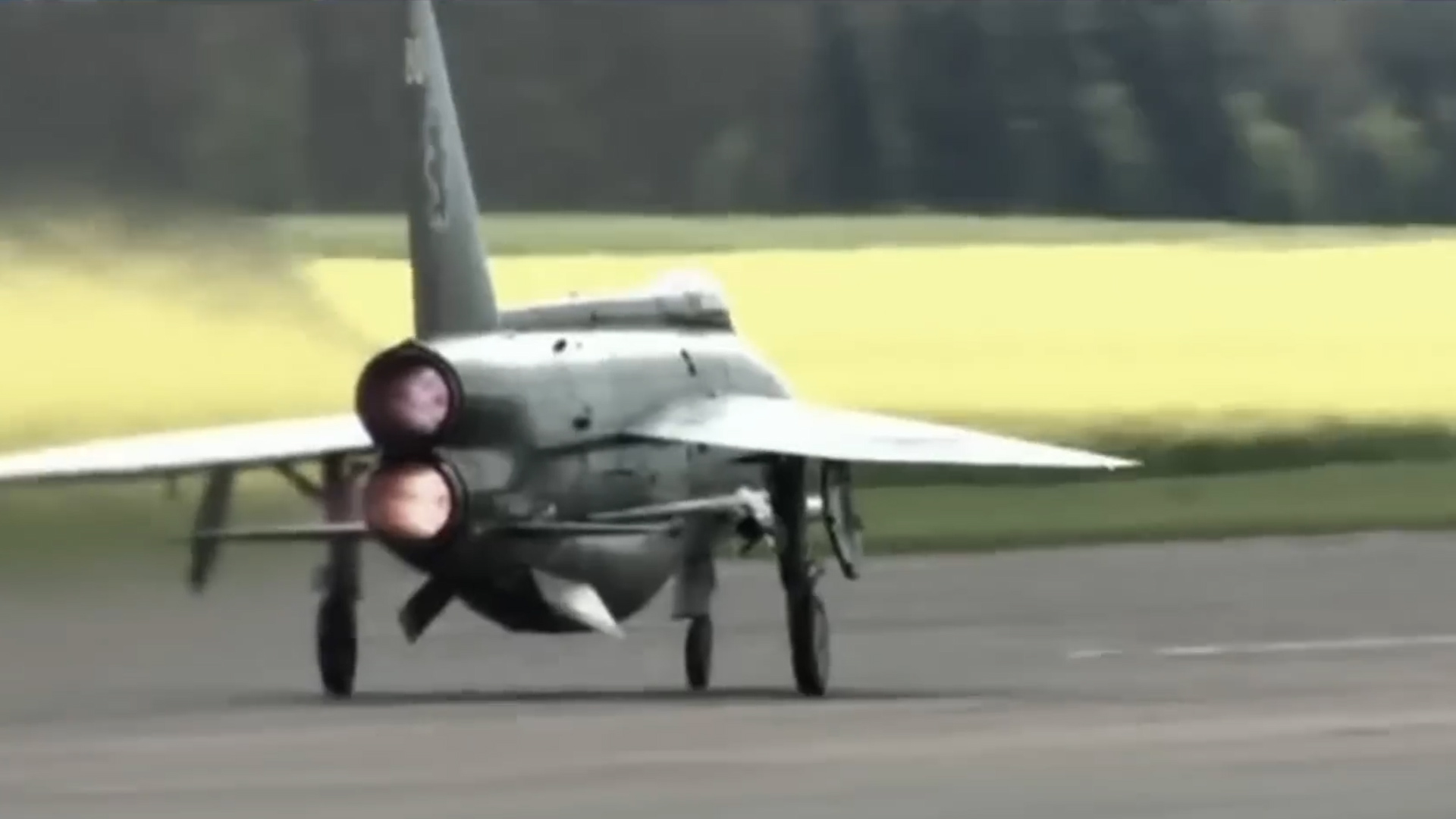 2 Engines, 60° Wings, 1 Radical Gamble: Britain’s Supersonic Lightning ...