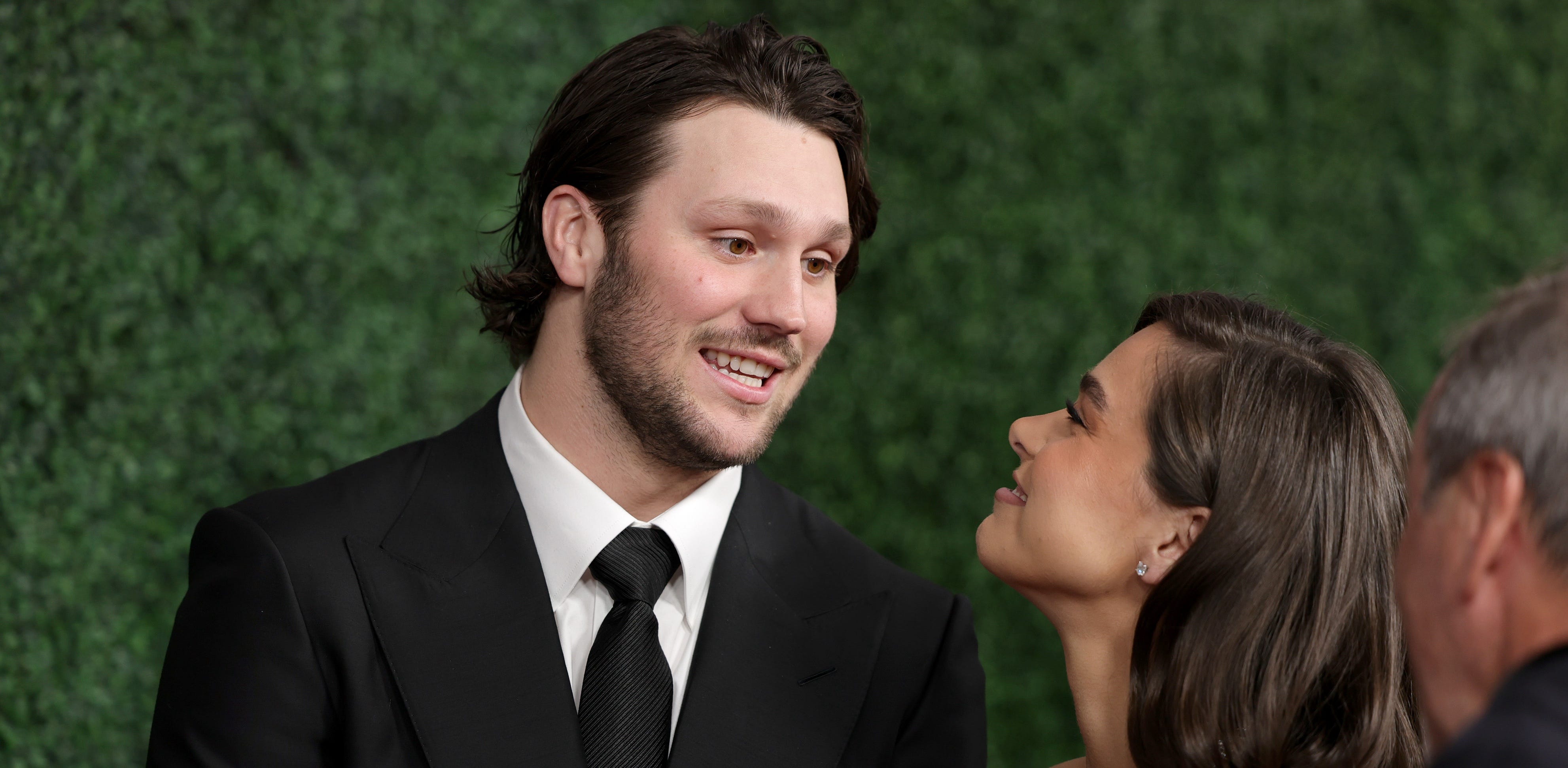Josh Allen was visibly emotional about wife Hailee Steinfeld and a ...