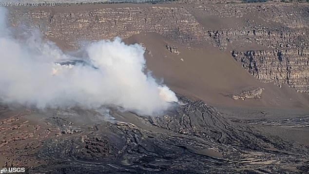 Hawaii volcano sends lava 500 feet into the air triggering warnings of ...