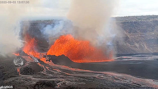 Hawaii volcano sends lava 500 feet into the air triggering warnings of ...