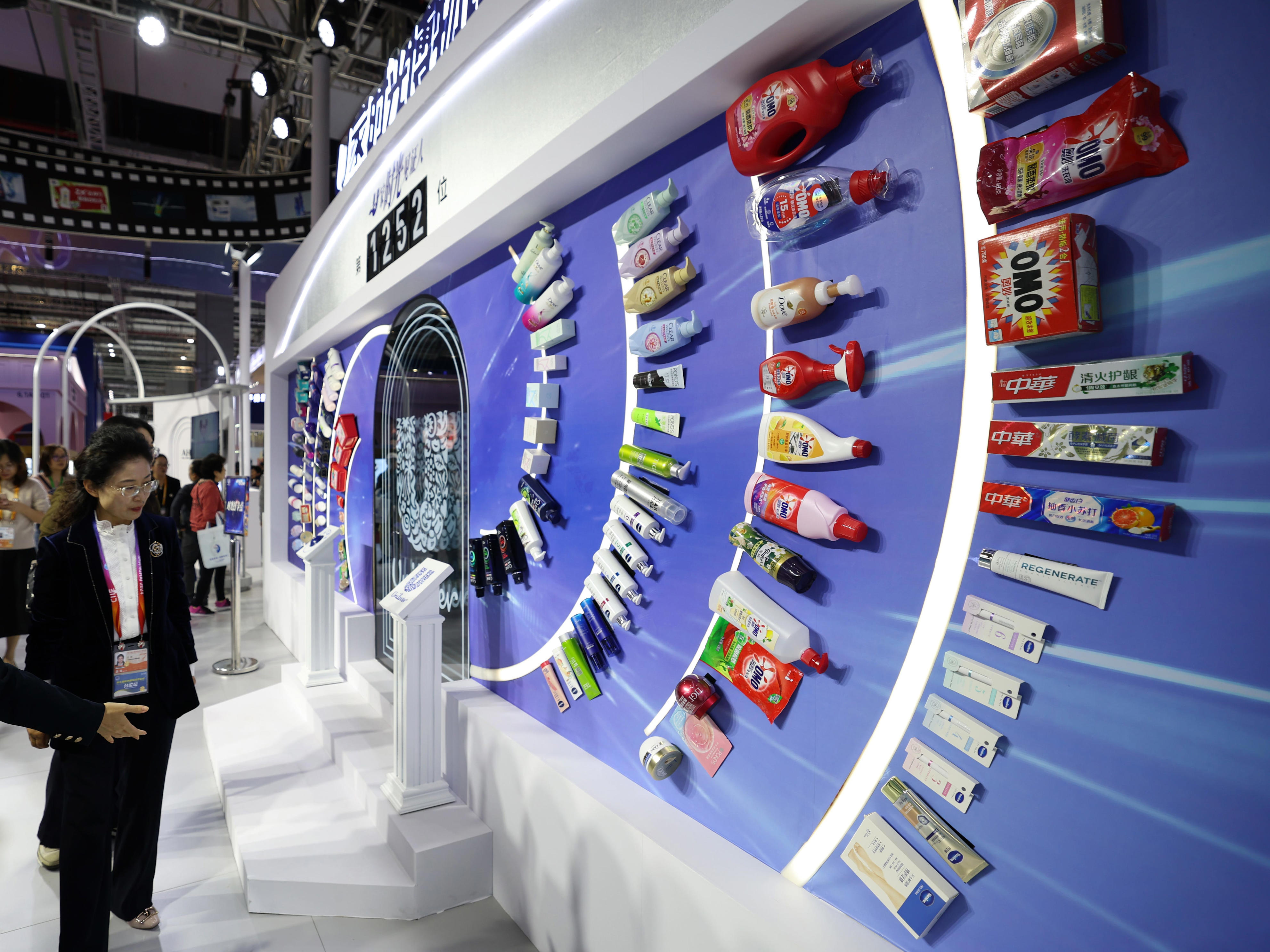 Unilever's new CEO is shaking up the company with sharp cuts at the top ...