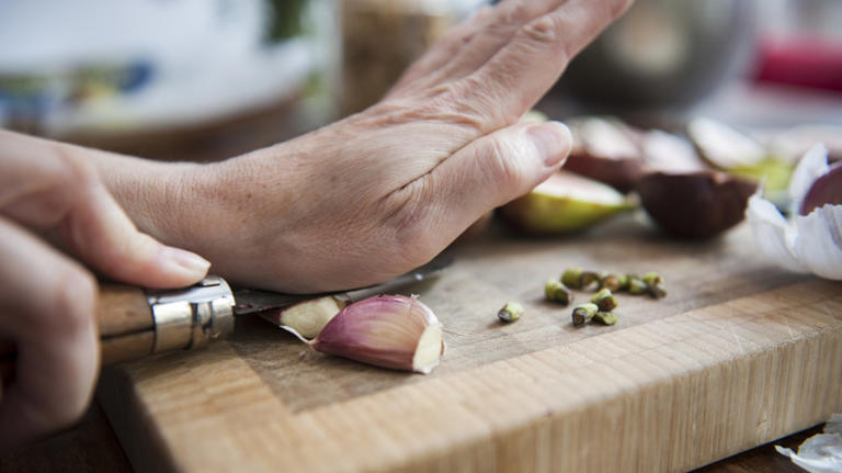 The Two Garlic-Peeling Hacks Gordon Ramsay Uses (For Cloves And Bulbs)