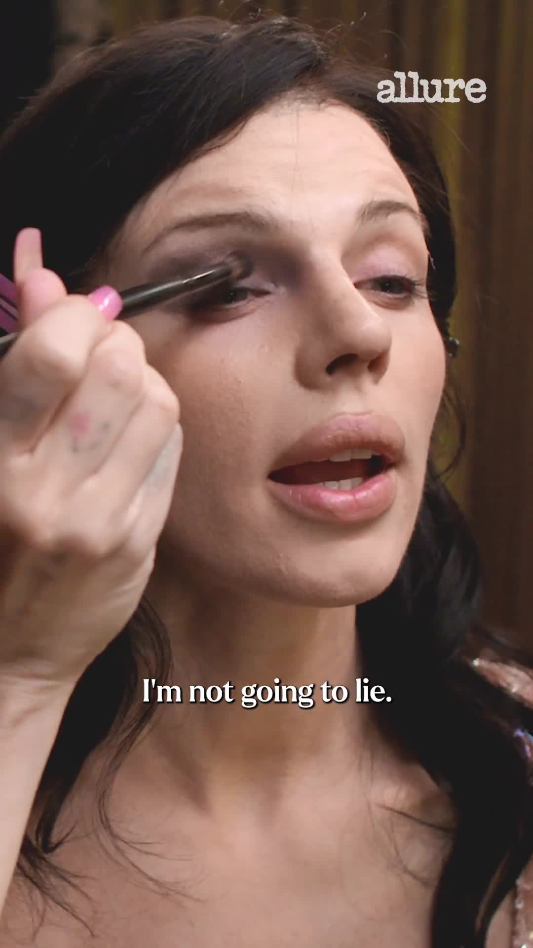 Having brows is "disorienting" for Julia Fox.