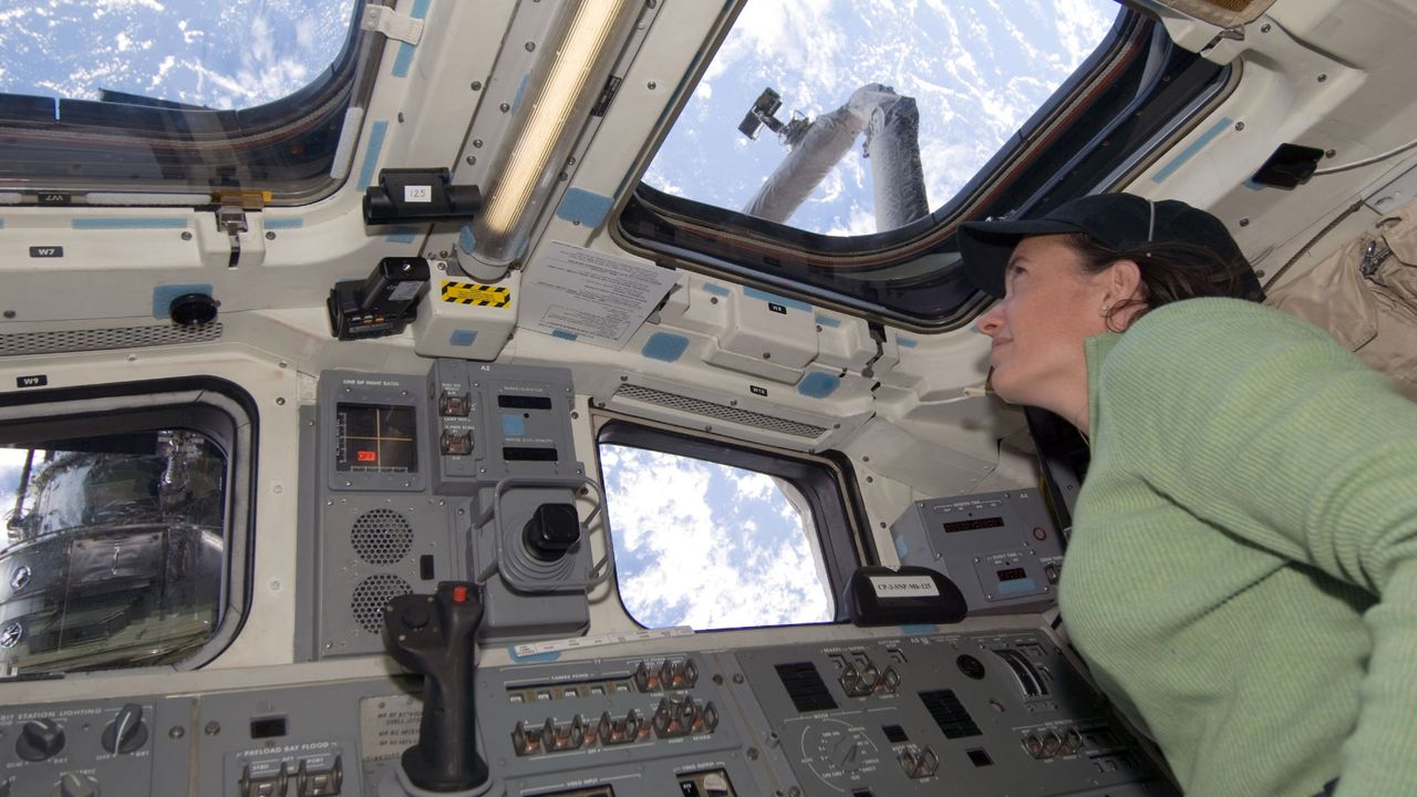 Astronaut Megan McArthur, 1st woman to pilot SpaceX Dragon, retires ...