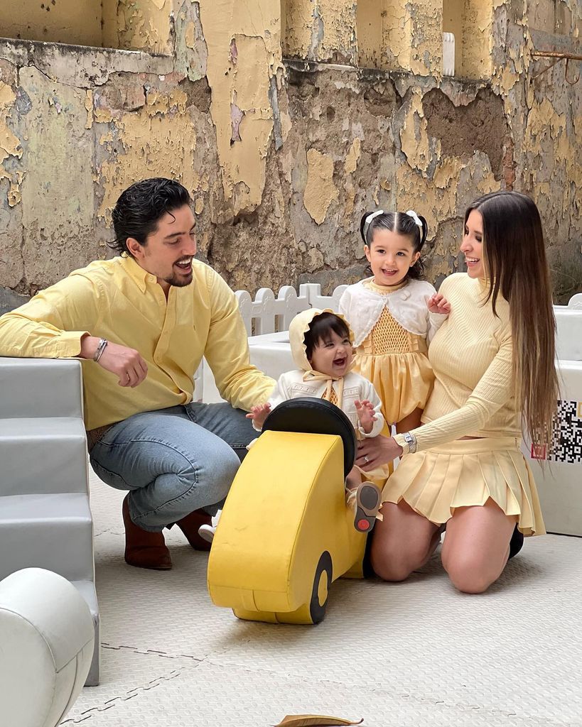 La Navidad llegó a casa de Alex Fernández y Alexia Hernández: sus hijas ...